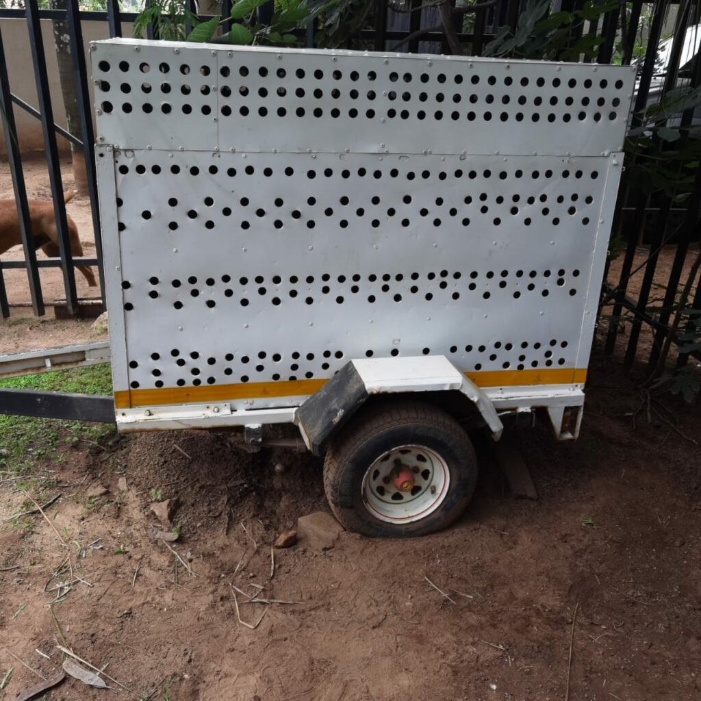 .Lot 1 Pigeontrailer-4 Fixed compartment baskets(+-1.5m long)Trailer ...