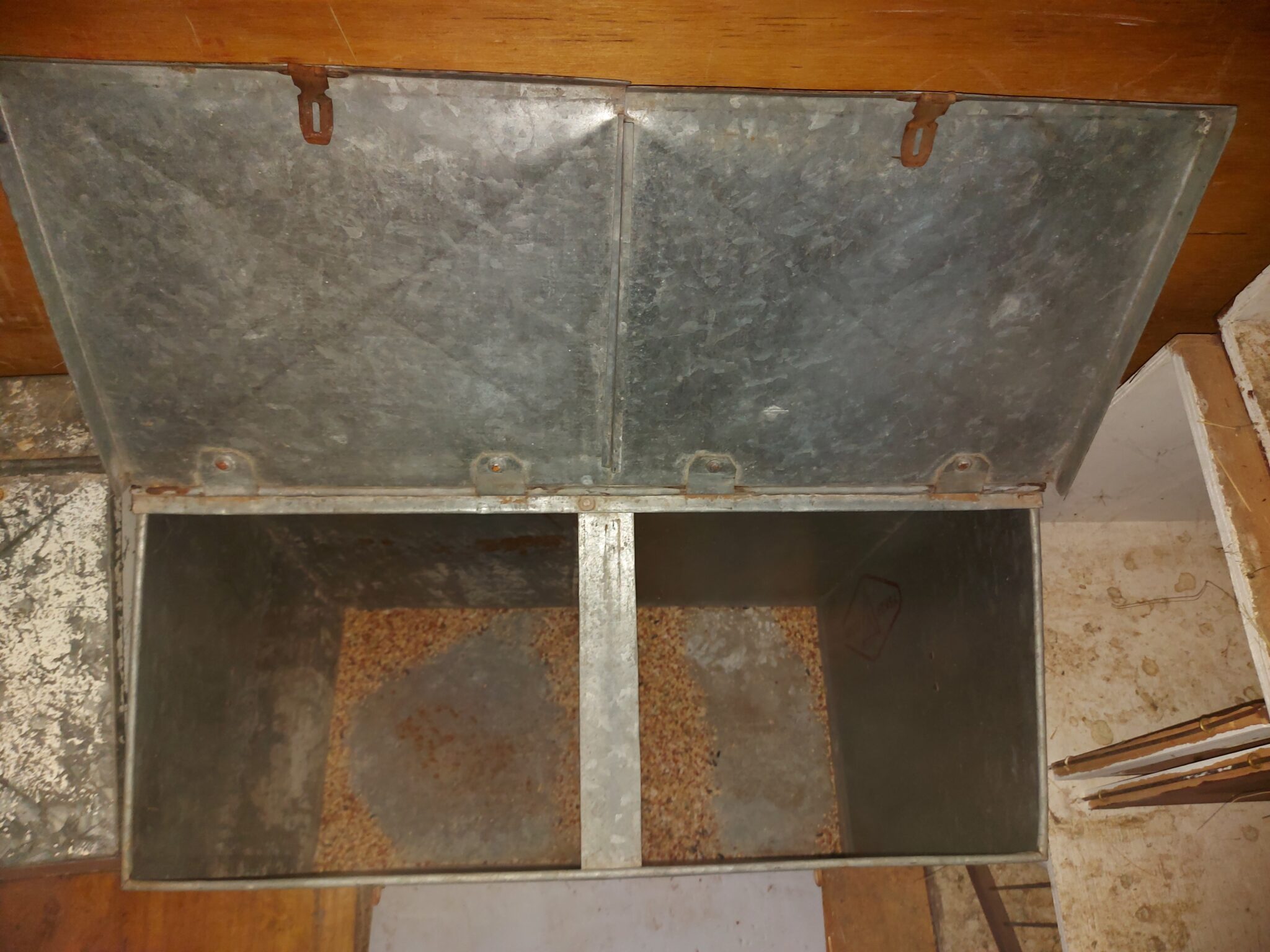 .LOT 4 – TOP PIGEON – PIGEON PRODUCTS – 2 LID FOOD CONTAINER (H – 620mm ...