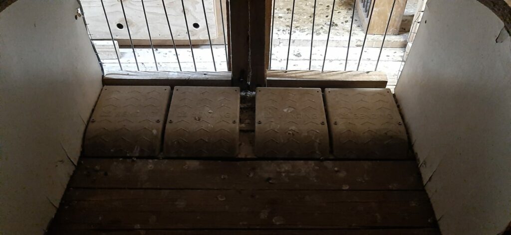 .LOT 1 Used Benzing G2 clock and Used 4 x 1 field Antenna’s